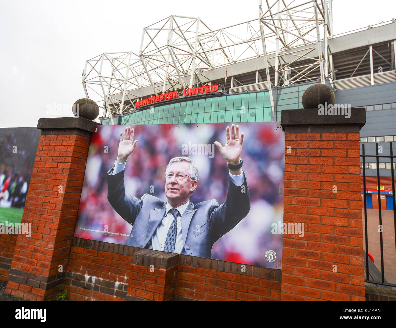 Old trafford home manchester united hi-res stock photography and images ...