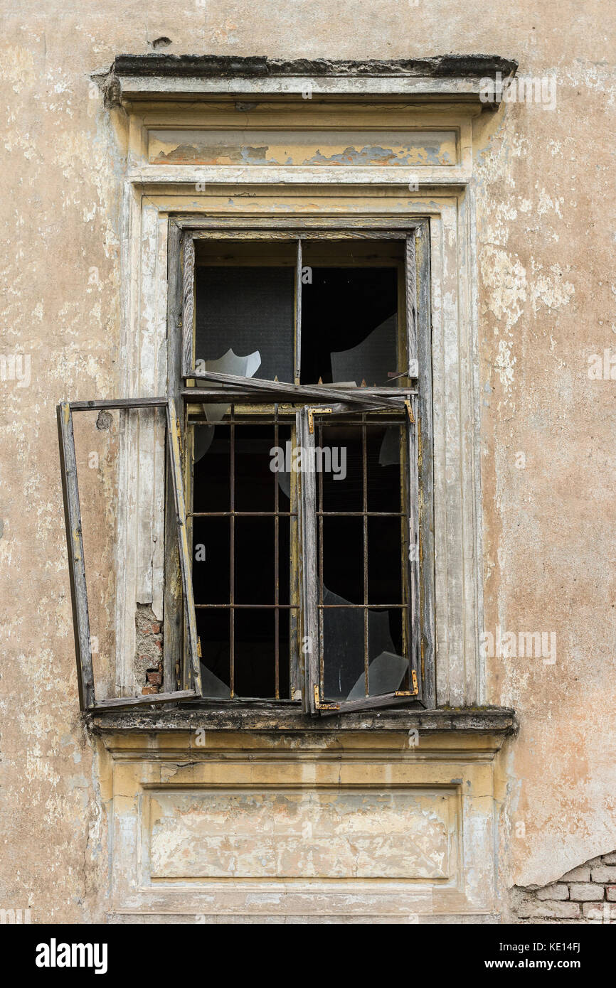 Old broken window on an abandoned old building Stock Photo - Alamy