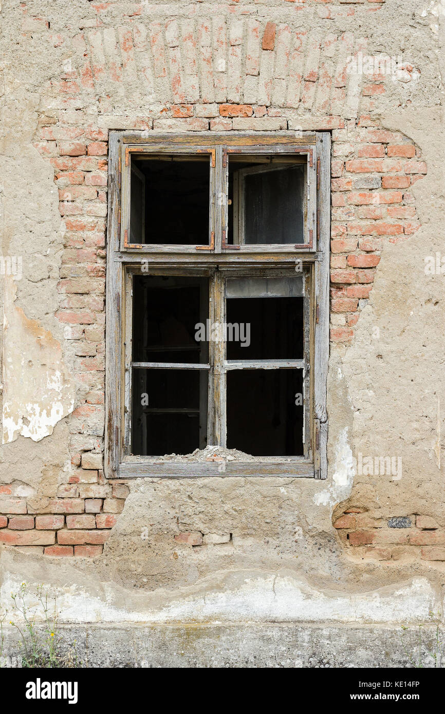 Old broken window on a old abandoned brick wall house Stock Photo - Alamy