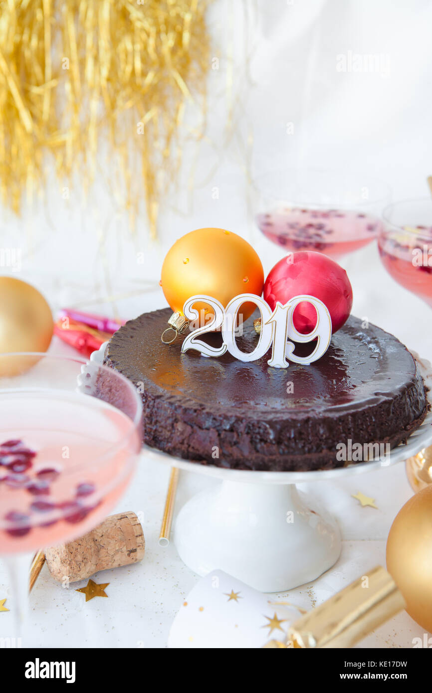 Festive pink party cracker hi-res stock photography and images - Alamy