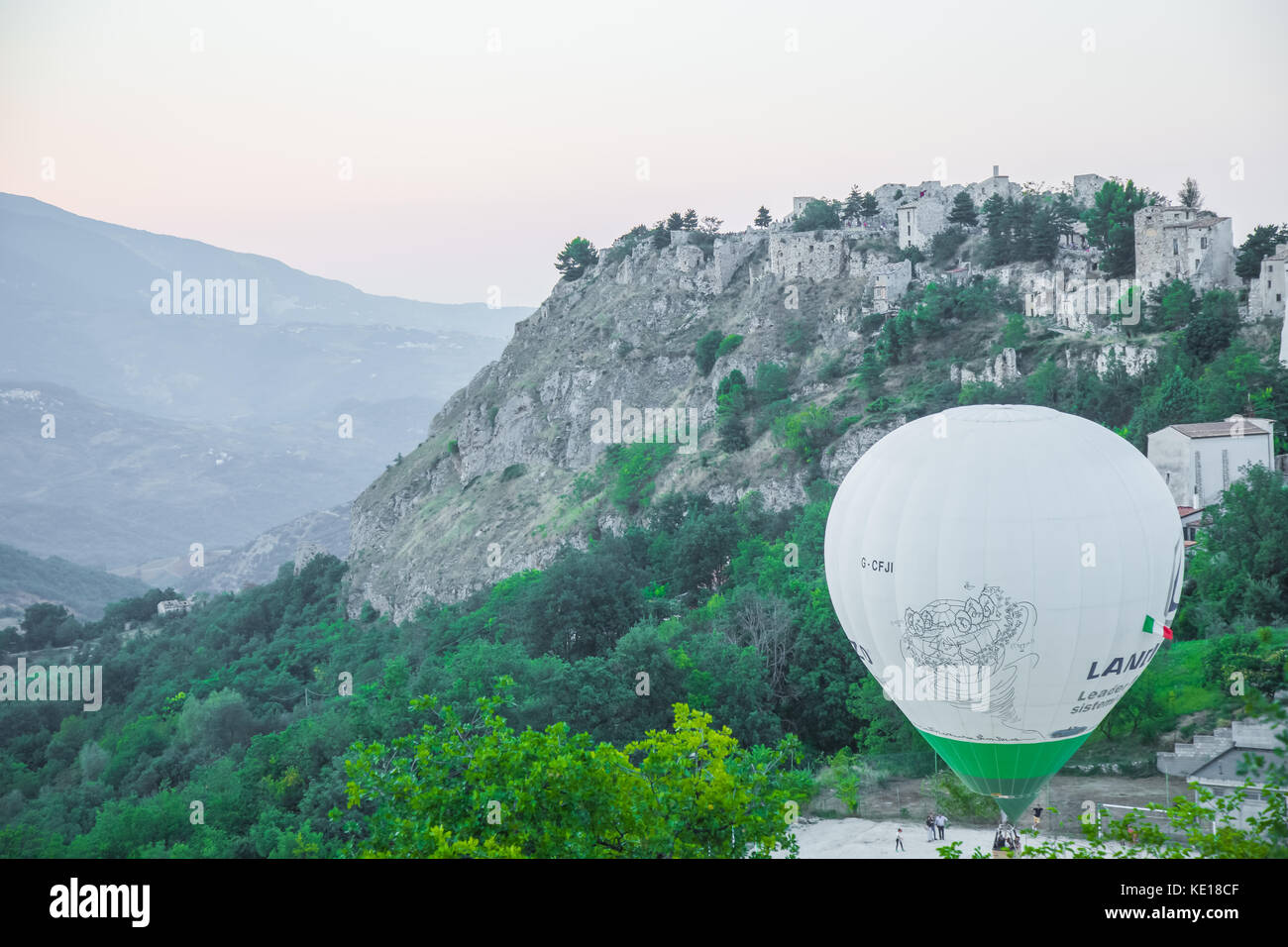 Hot air ballon takeoff hi-res stock photography and images - Alamy