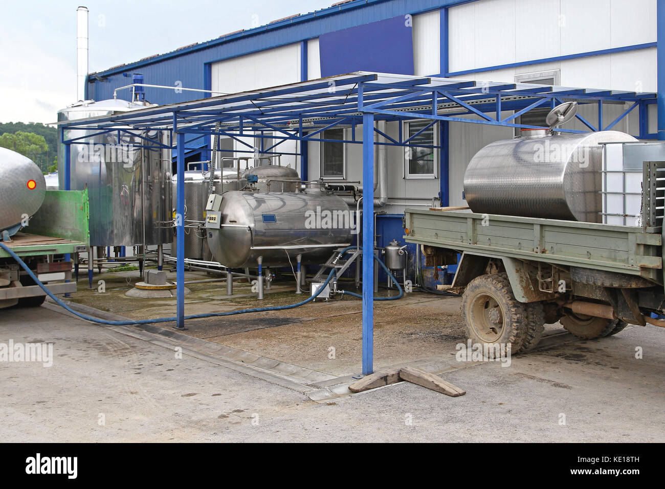 Milk truck dairy farm hi-res stock photography and images - Alamy