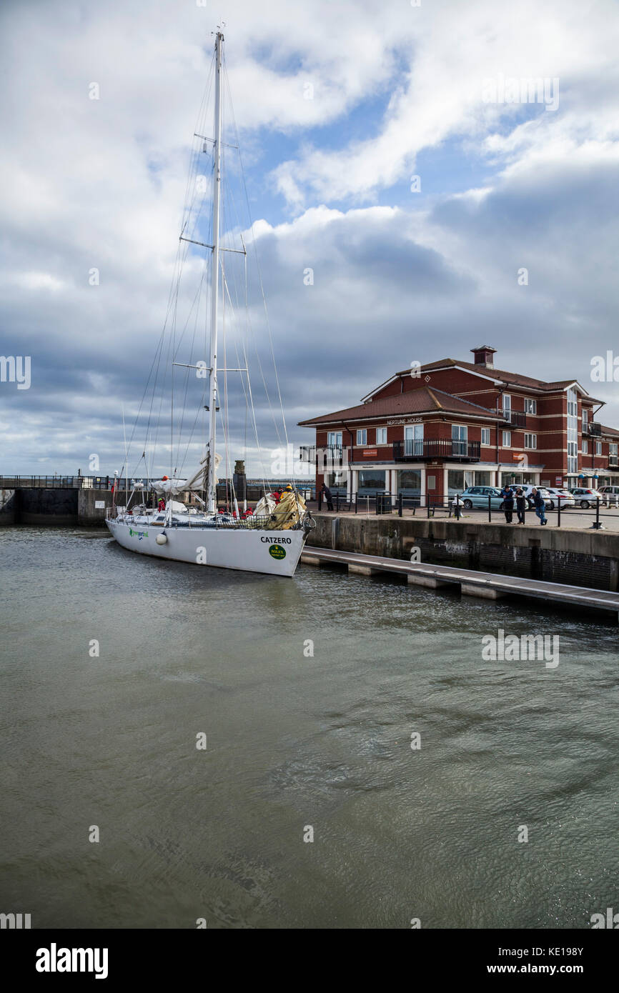 Boat entering a marina hi-res stock photography and images - Alamy