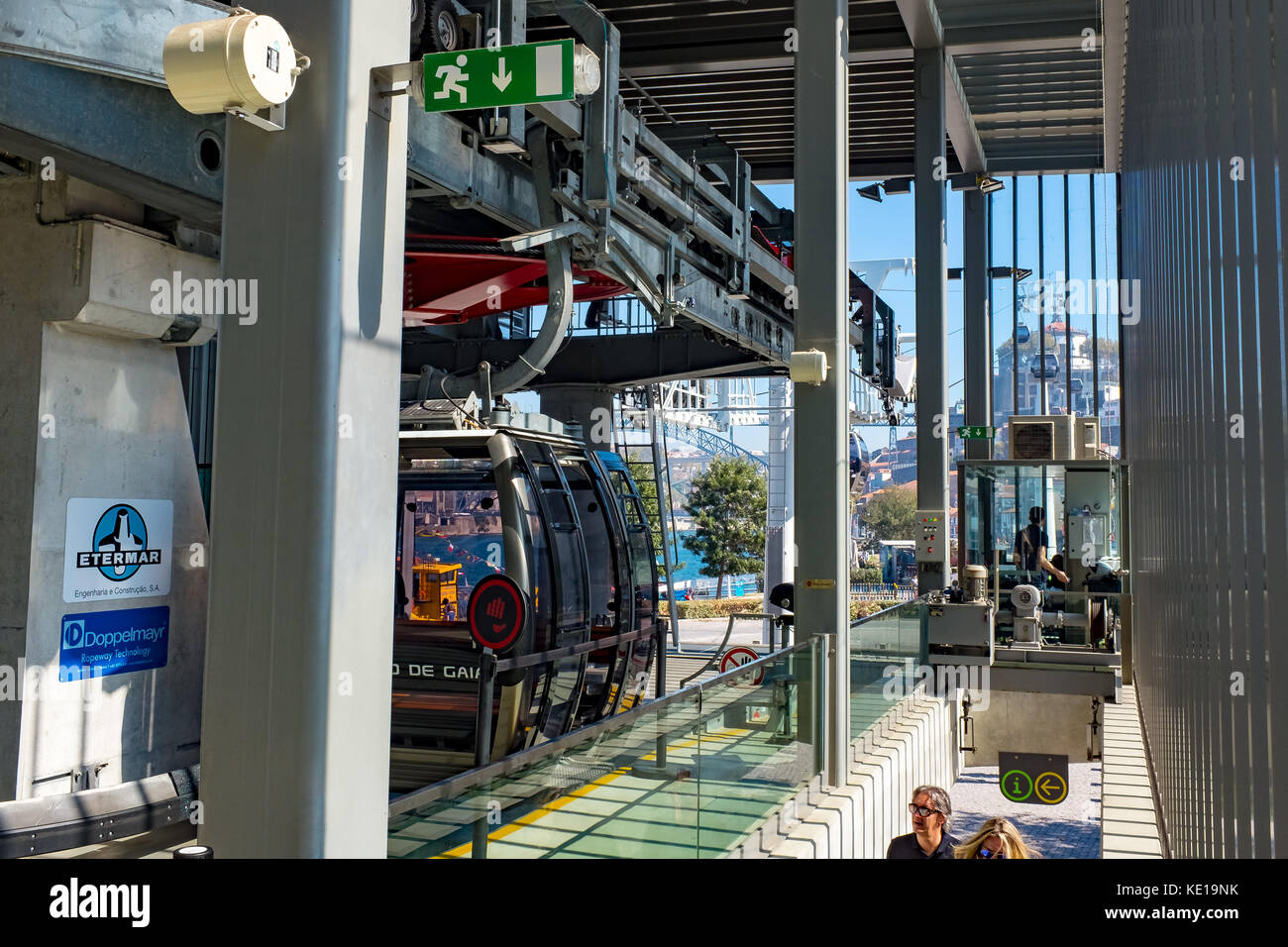 Cable car porto hi-res stock photography and images - Alamy