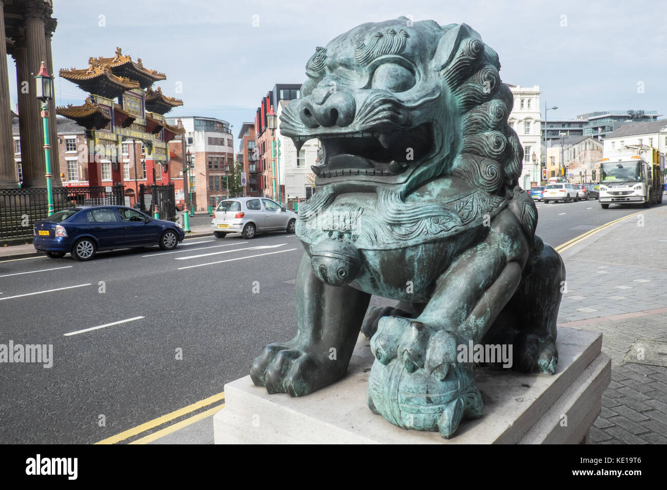 Chinatown statue lion hi-res stock photography and images - Alamy