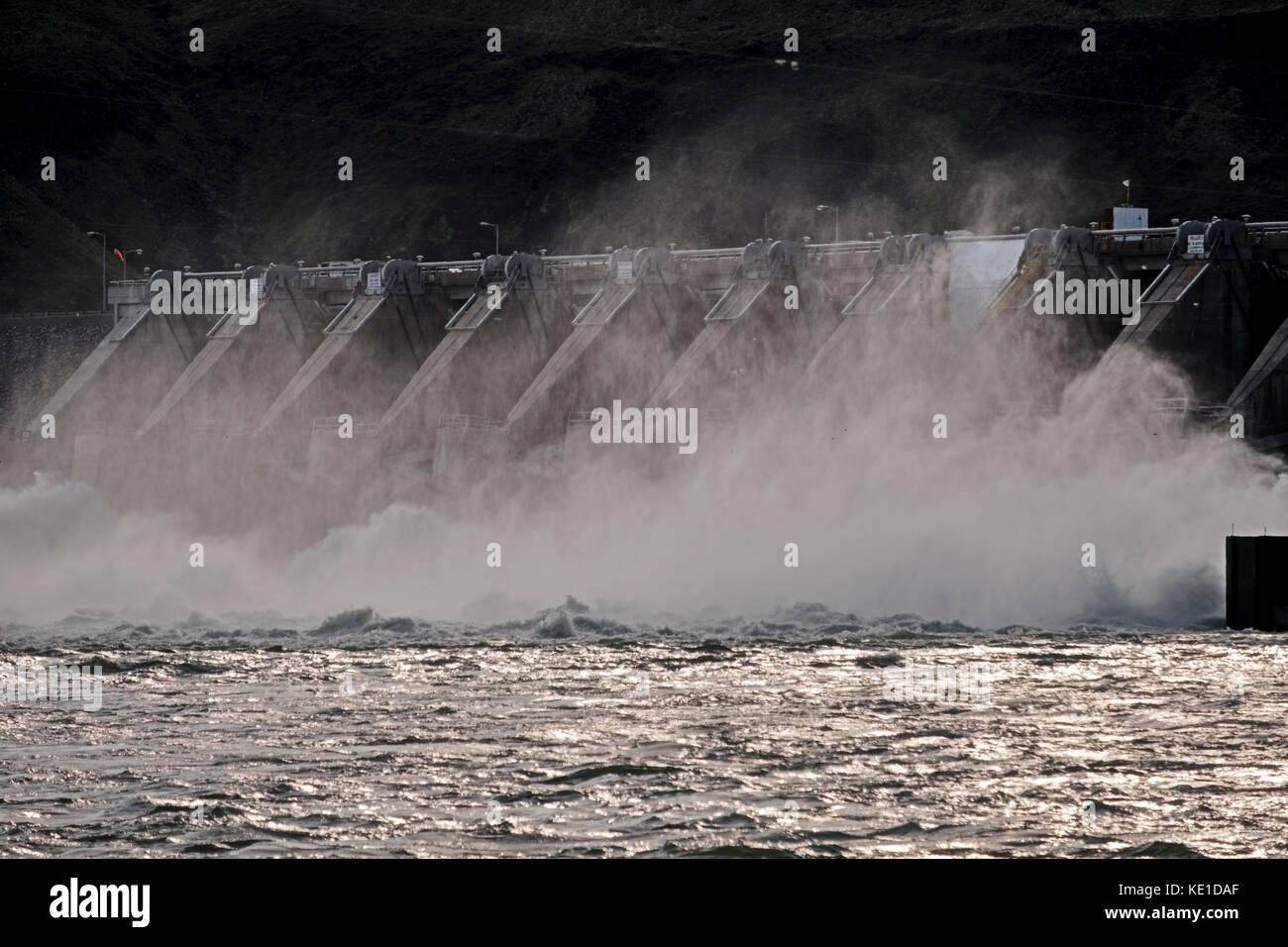Water rushes over Wanapum Dam on the Columbia River to generate ...