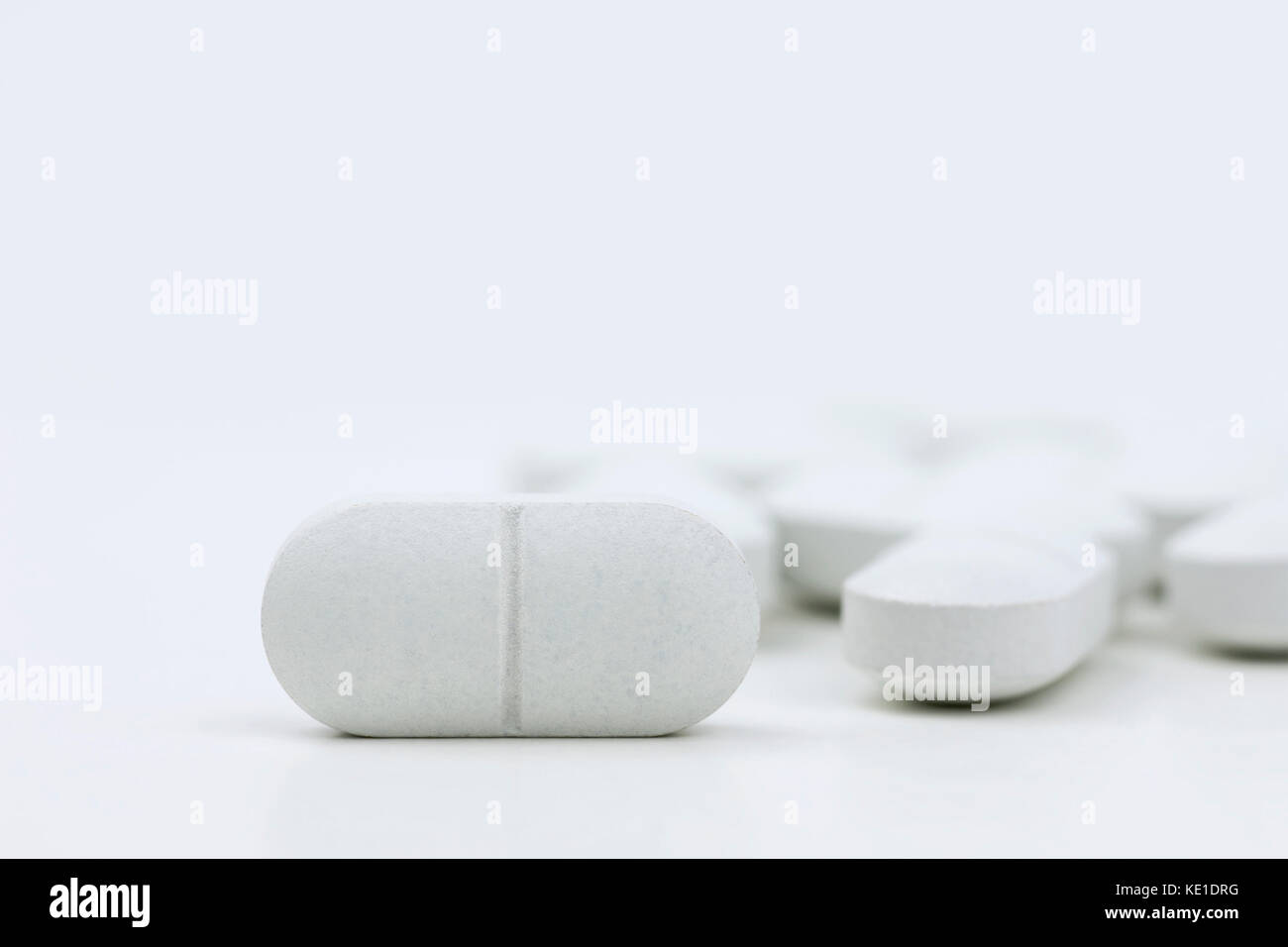 White oval pill hi-res stock photography and images - Alamy