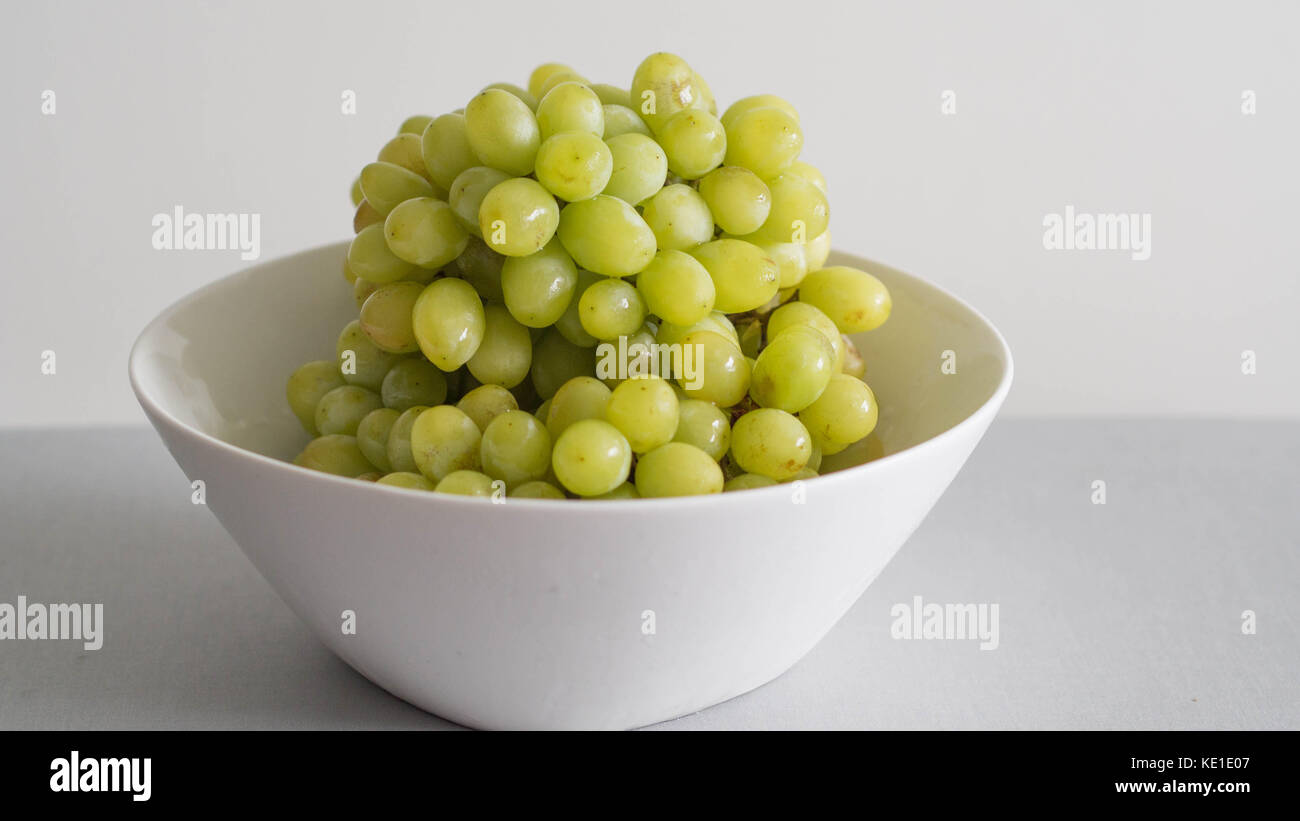 Fresh green grapes Stock Photo - Alamy