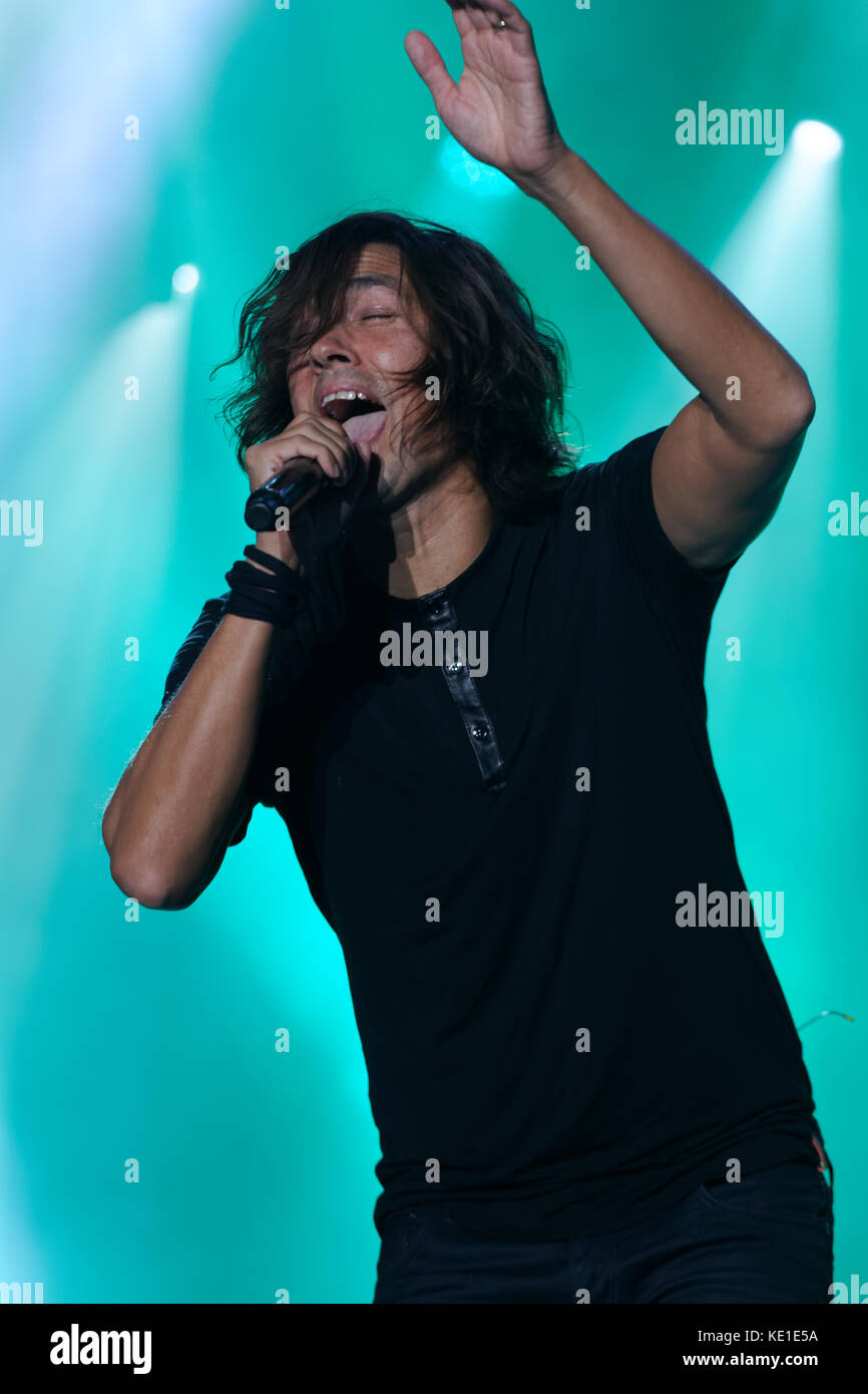 Vocal artists hi-res stock photography and images - Alamy
