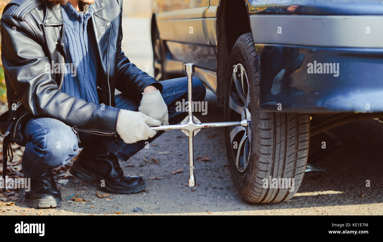man changing wheel on a car Stock Photo - Alamy