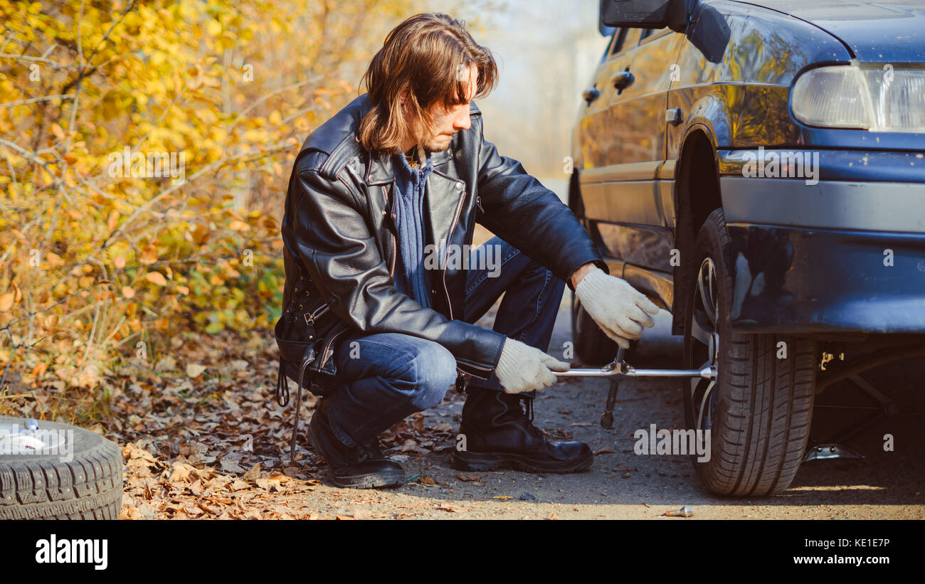 man changing wheel on a car Stock Photo - Alamy