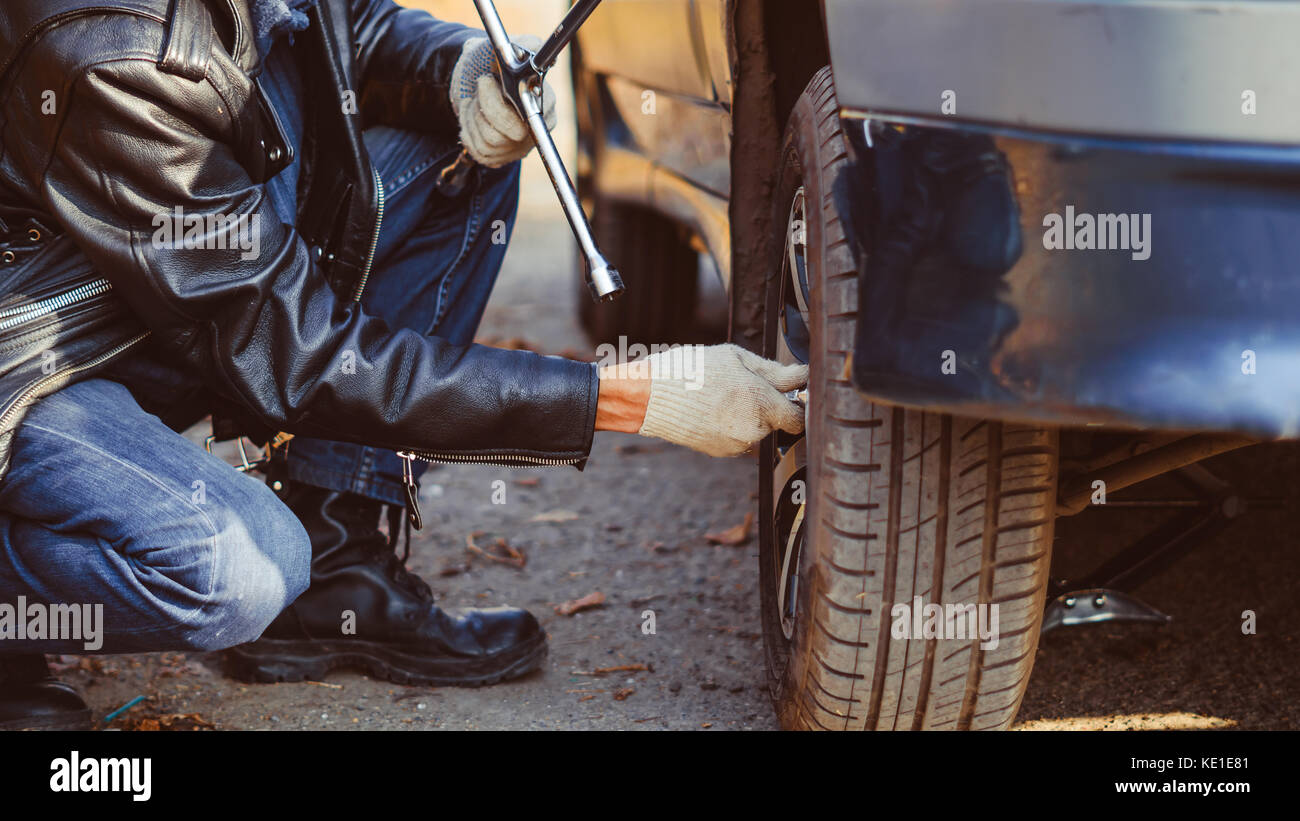 man changing wheel on a car Stock Photo - Alamy