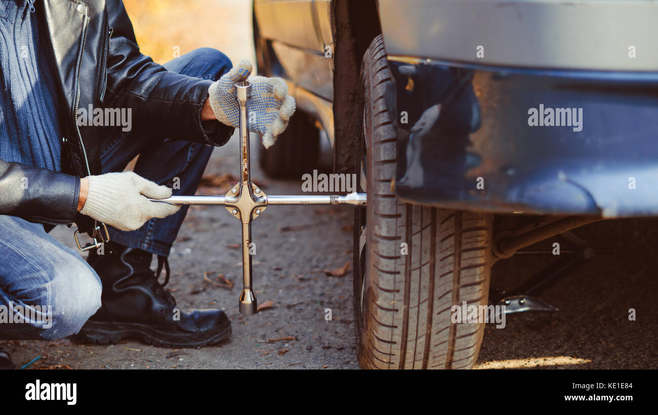 man changing wheel on a car Stock Photo - Alamy