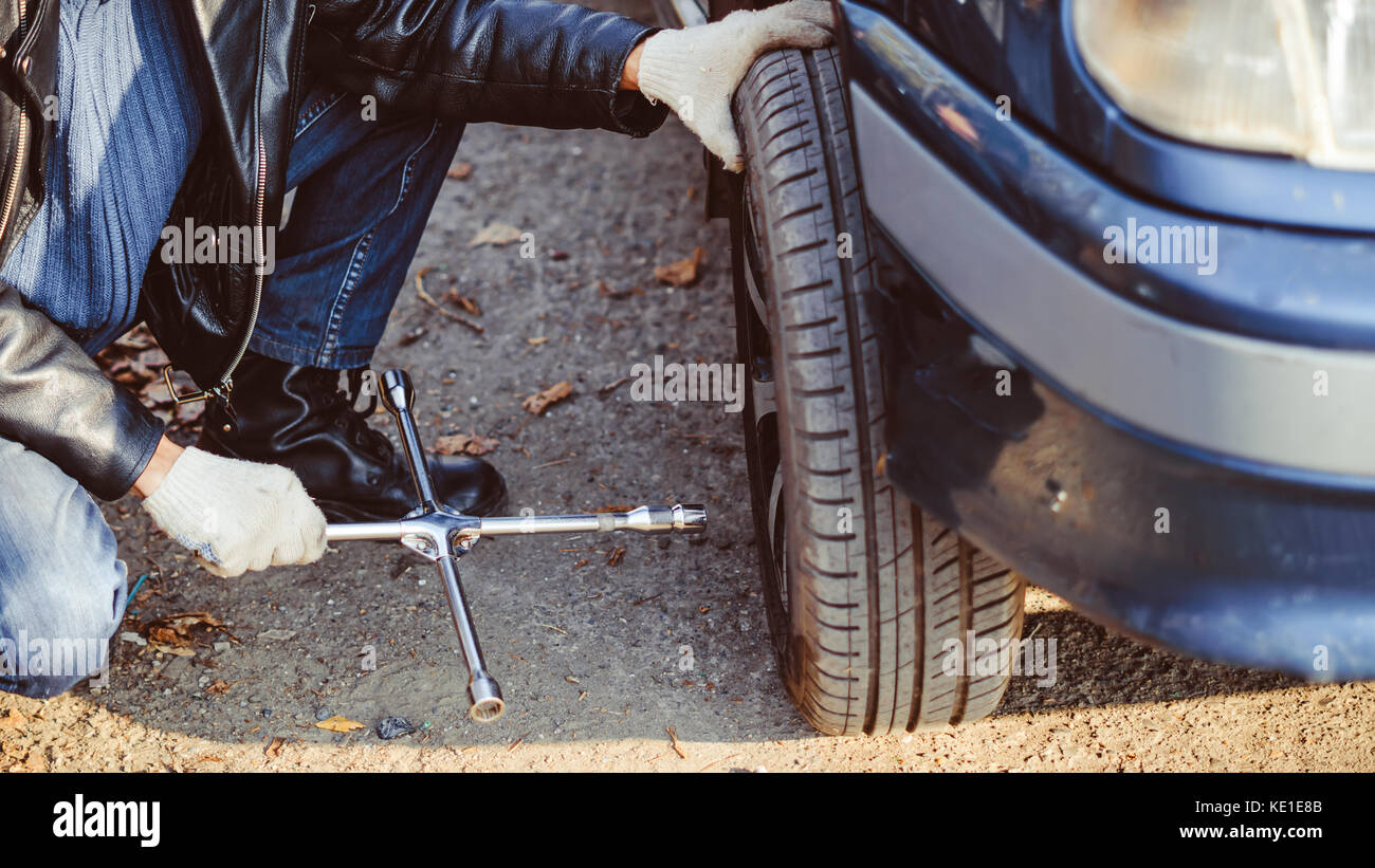 man changing wheel on a car Stock Photo - Alamy
