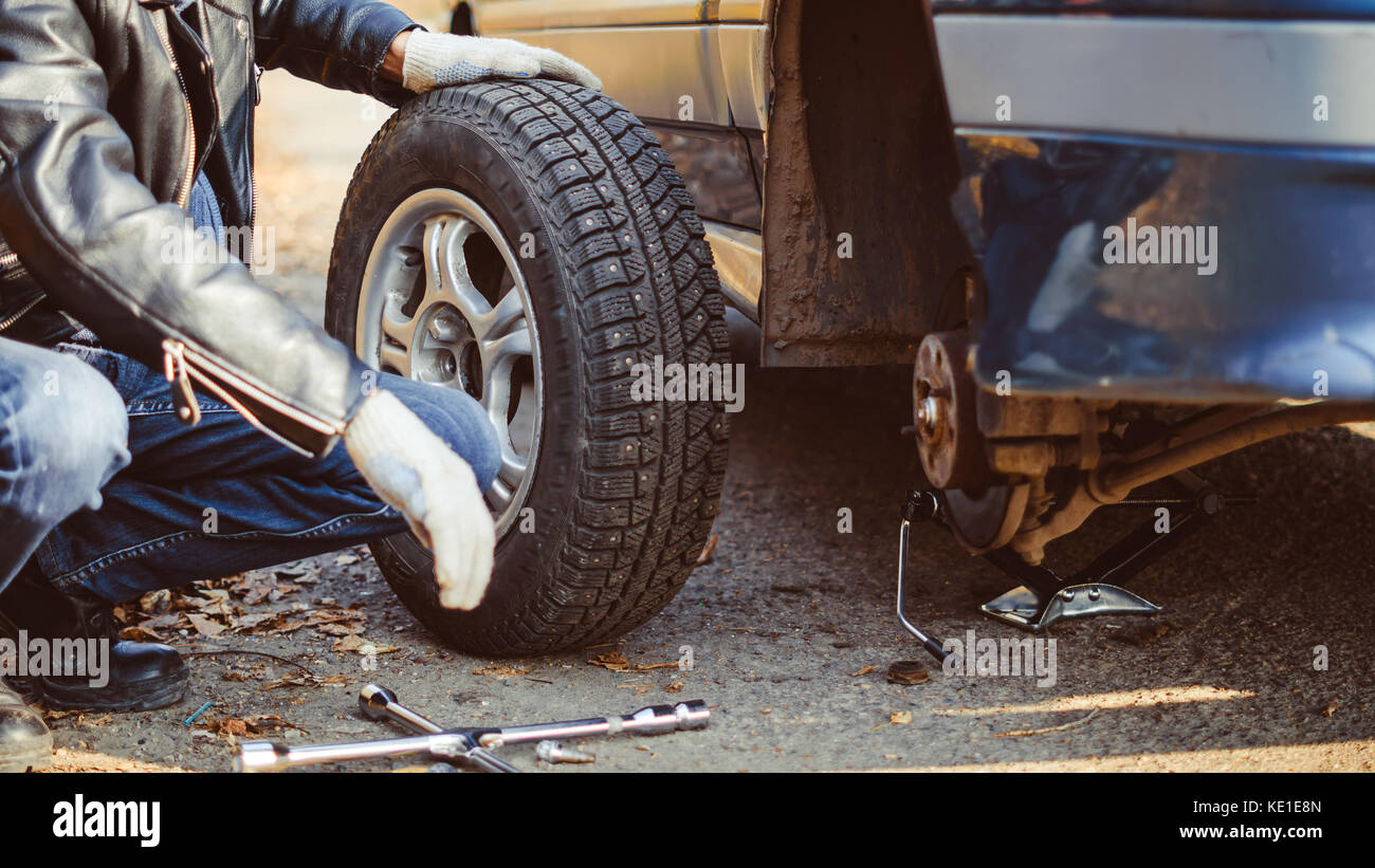 man changing wheel on a car Stock Photo - Alamy