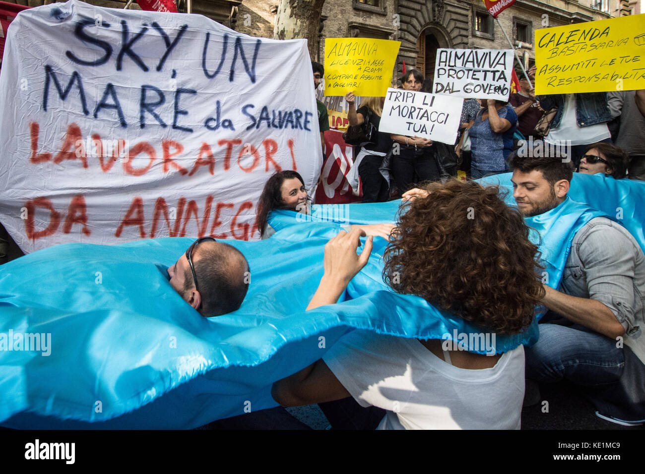 Rome, Italy. 17th Oct, 2017. Protest of the workers Sky, Agile-Eutelia ...