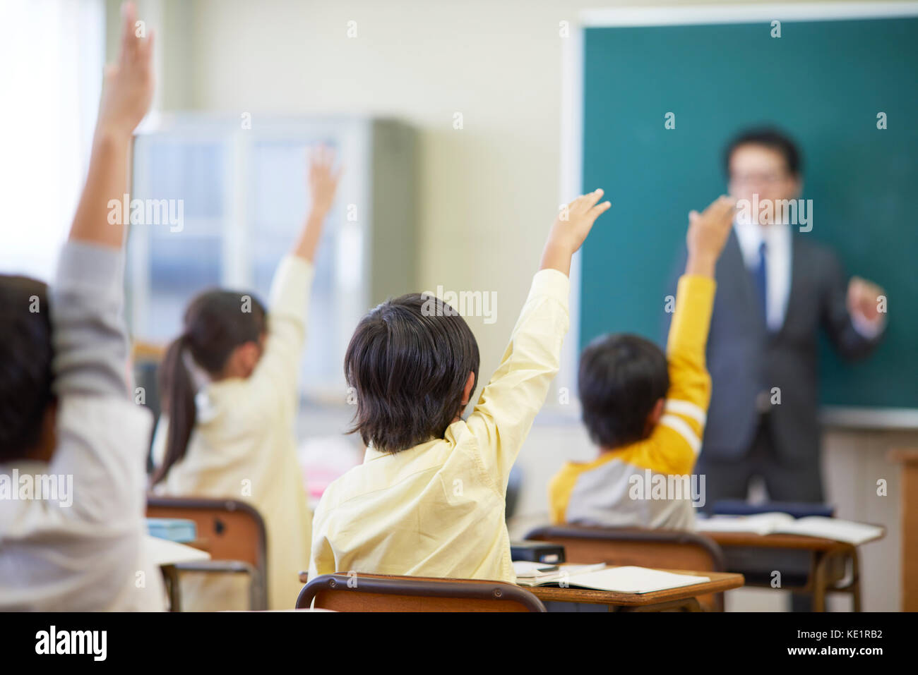 Japanese elementary school kids in the classroom Stock Photo - Alamy