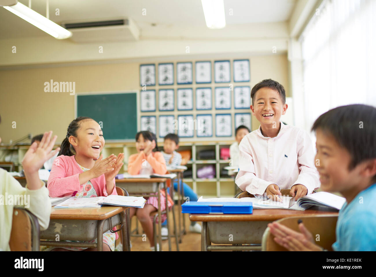 Japanese elementary school kids in the classroom Stock Photo - Alamy
