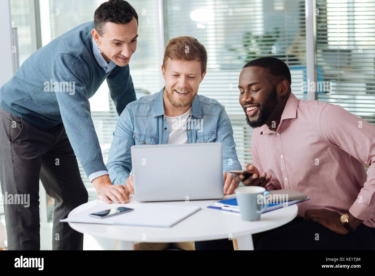 Friendly meeting laptop hi-res stock photography and images - Alamy