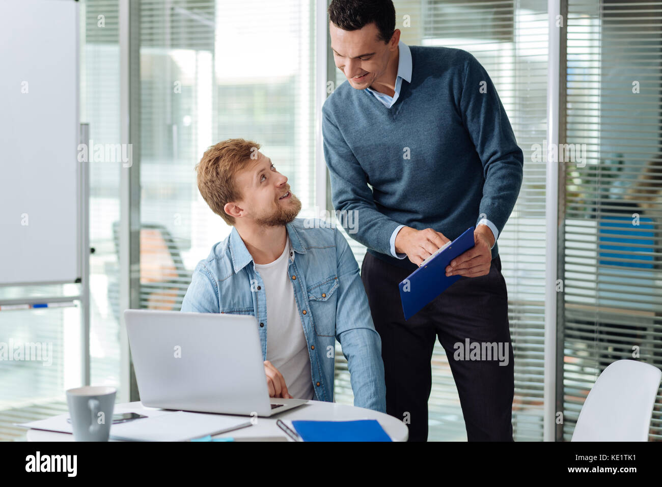 Coworker interaction hi-res stock photography and images - Alamy
