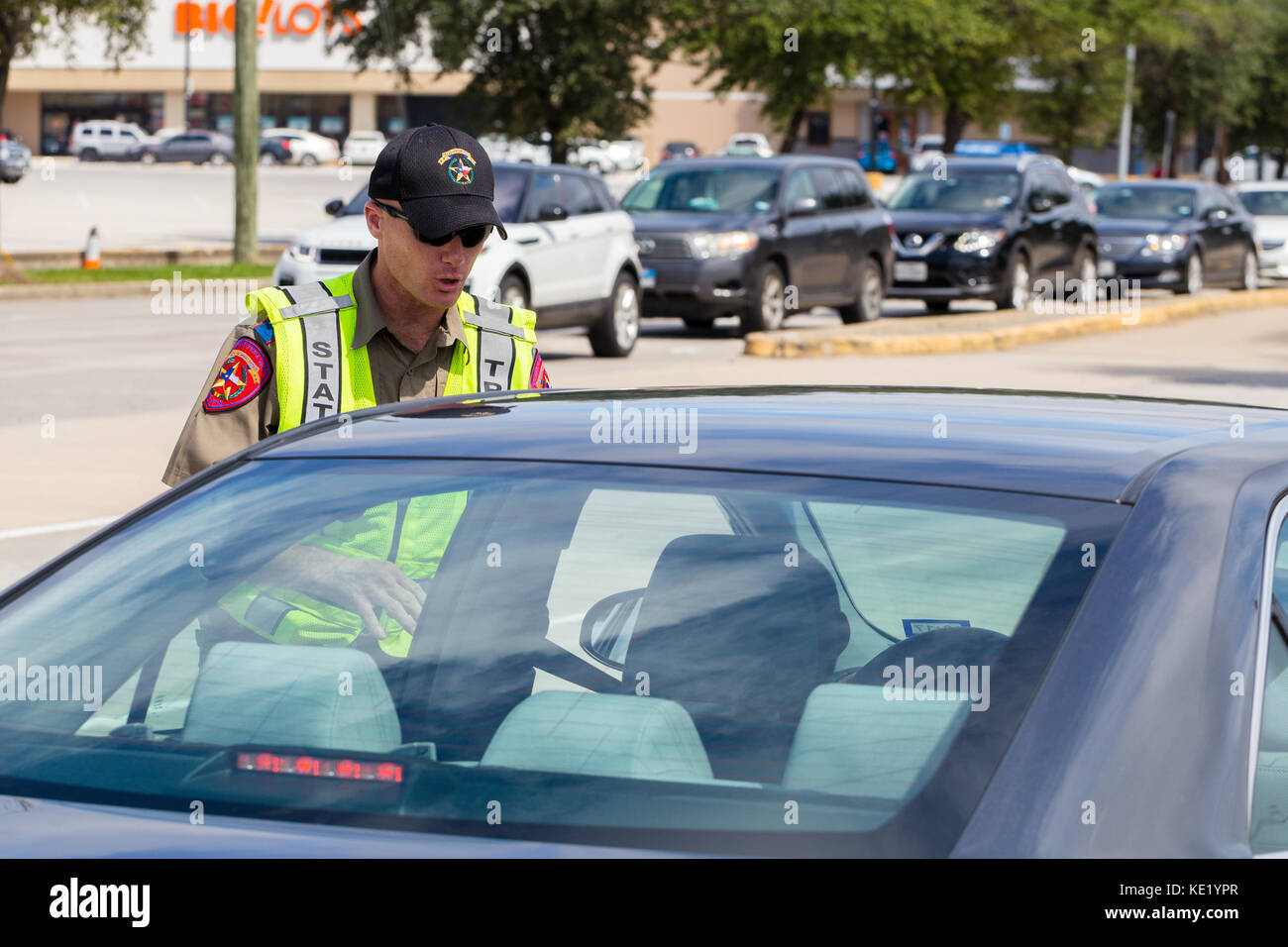 Texas State Trooper speaking with a car drive Stock Photo - Alamy