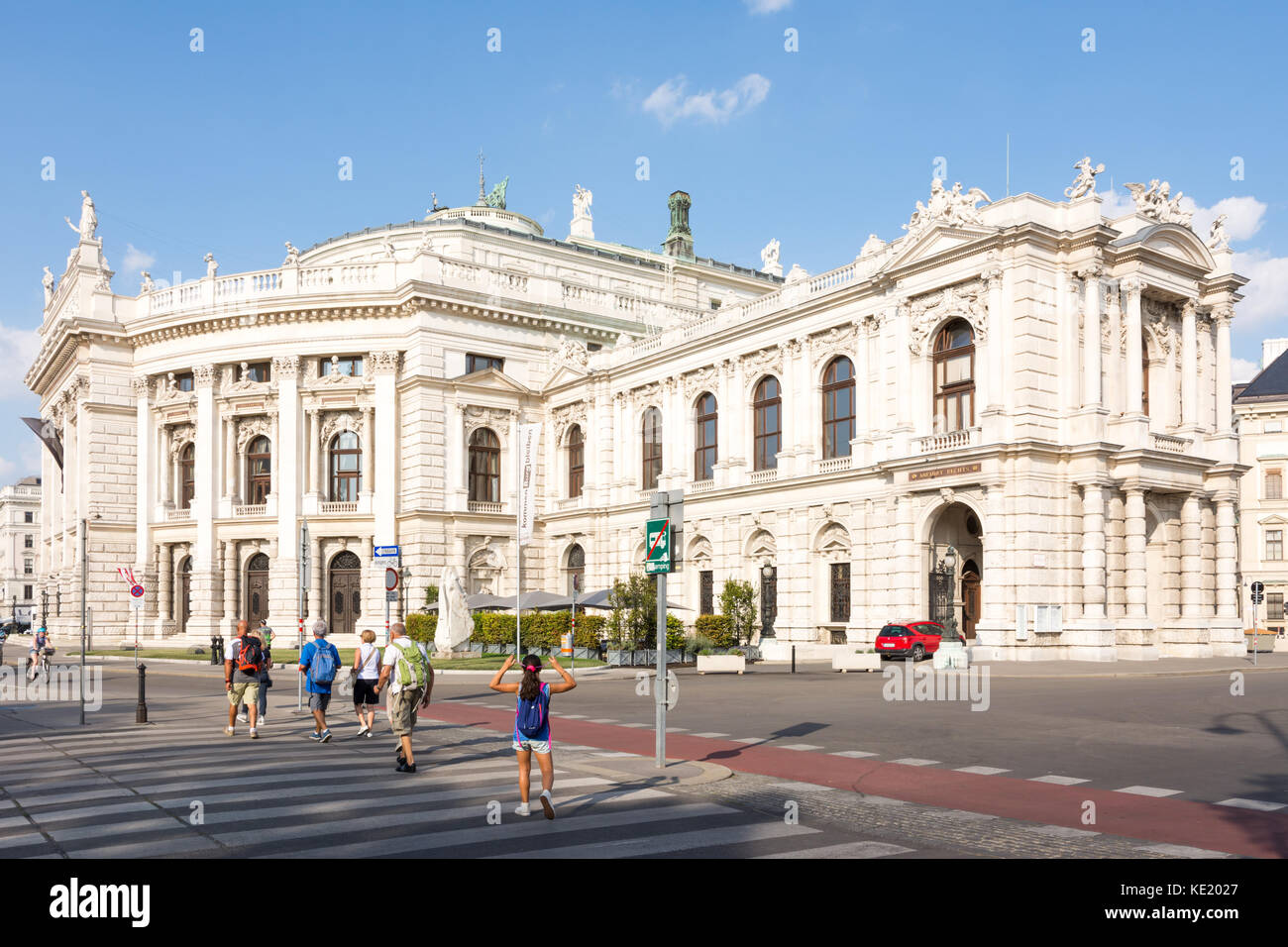 VIENNA, AUSTRIA - AUGUST 28: Tourists at the historic Burgtheater in ...