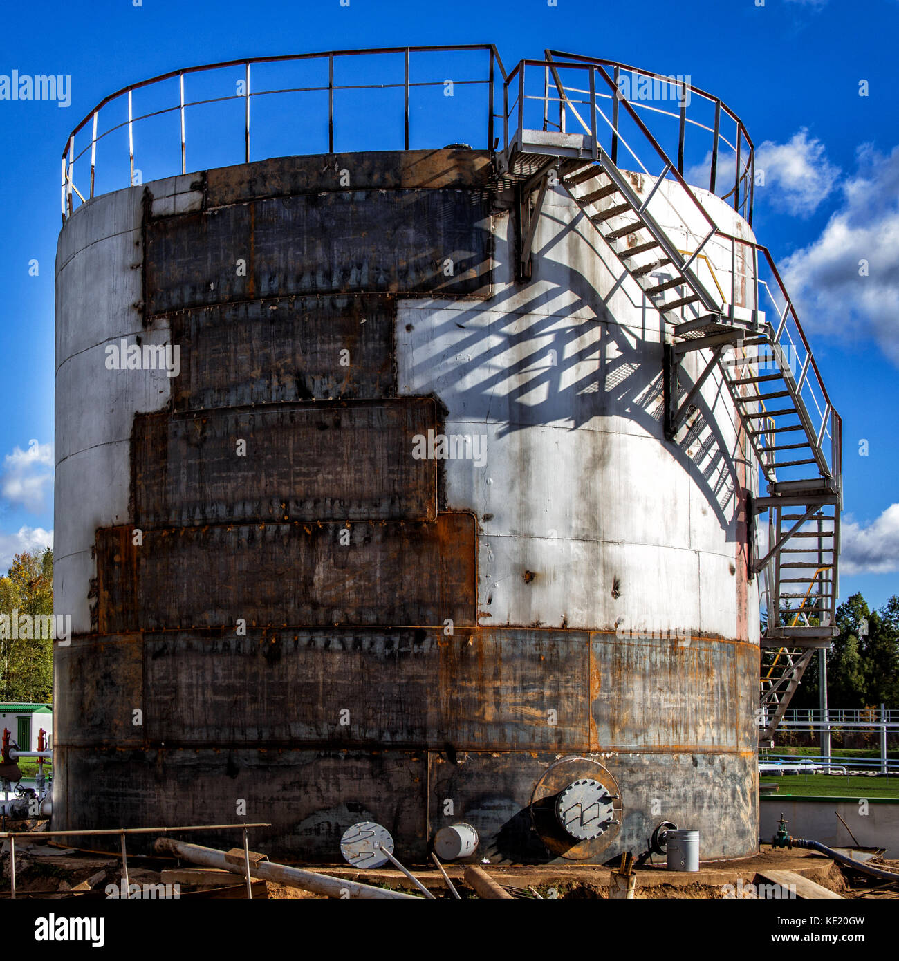 Storage tank repair hi-res stock photography and images - Alamy