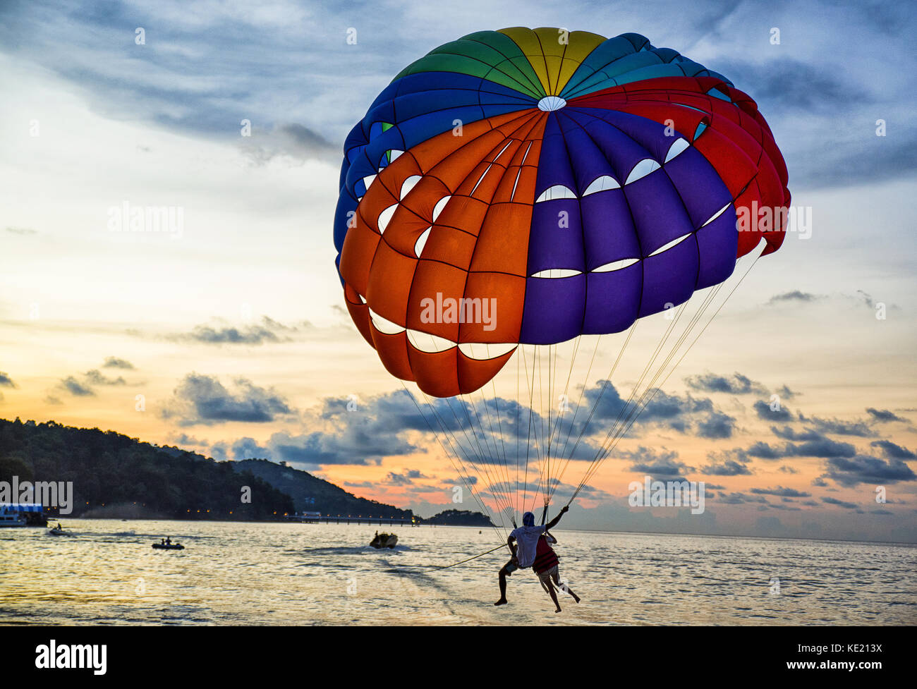 Thailandia Phuket parasailing a Patong Beach Stock Photo - Alamy