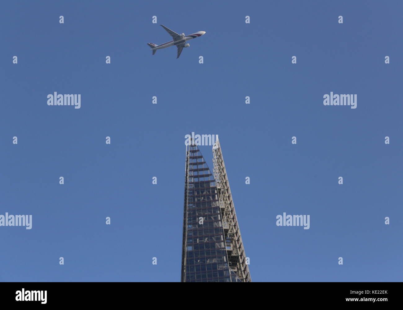Shard airplane hi-res stock photography and images - Alamy
