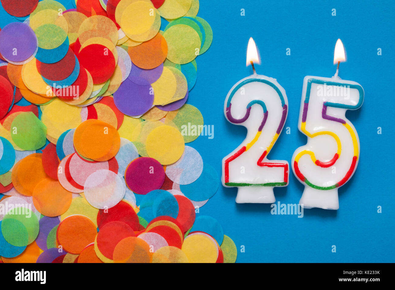 Number 25 celebration candle with party confetti Stock Photo - Alamy