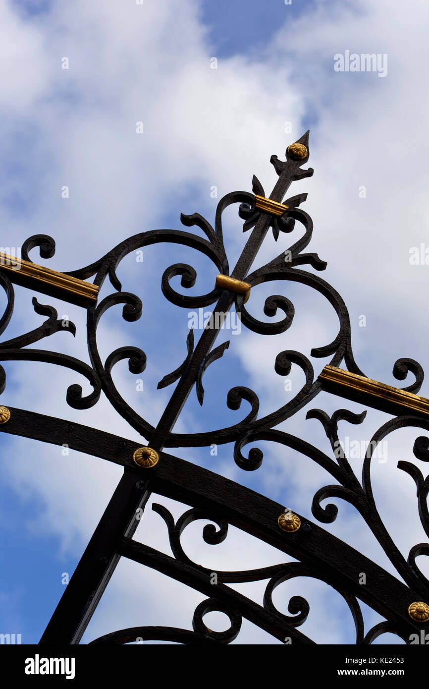 Open gate mansion hi-res stock photography and images - Alamy