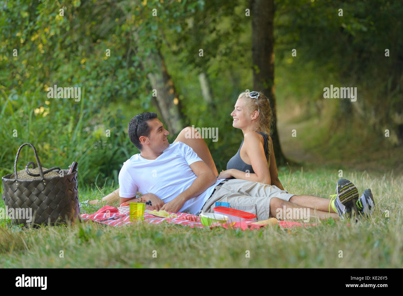 beautiful young couple having picnic in countryside Stock Photo - Alamy