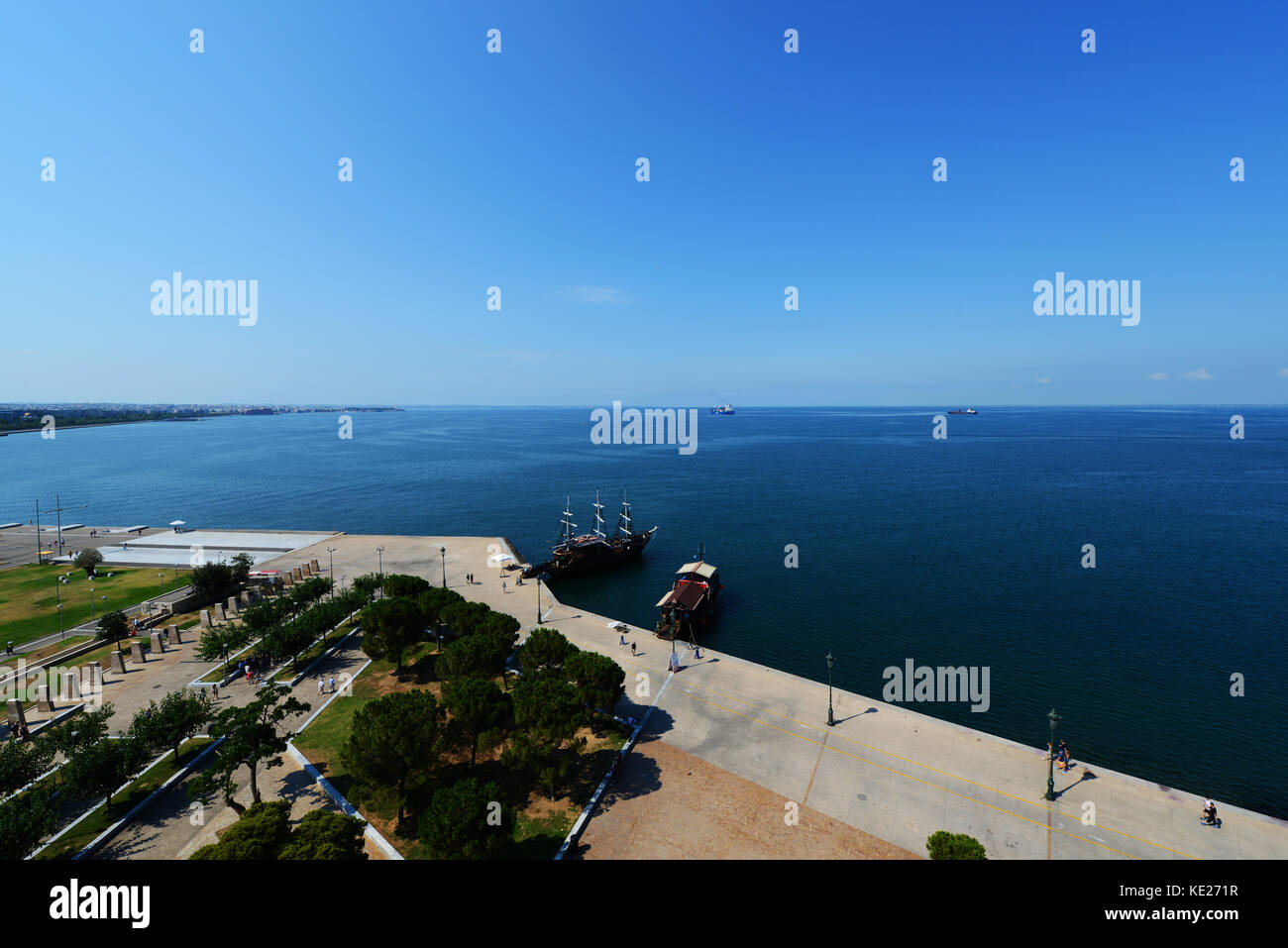 Thessaloniki's promenade along the seafront of the city Stock Photo - Alamy