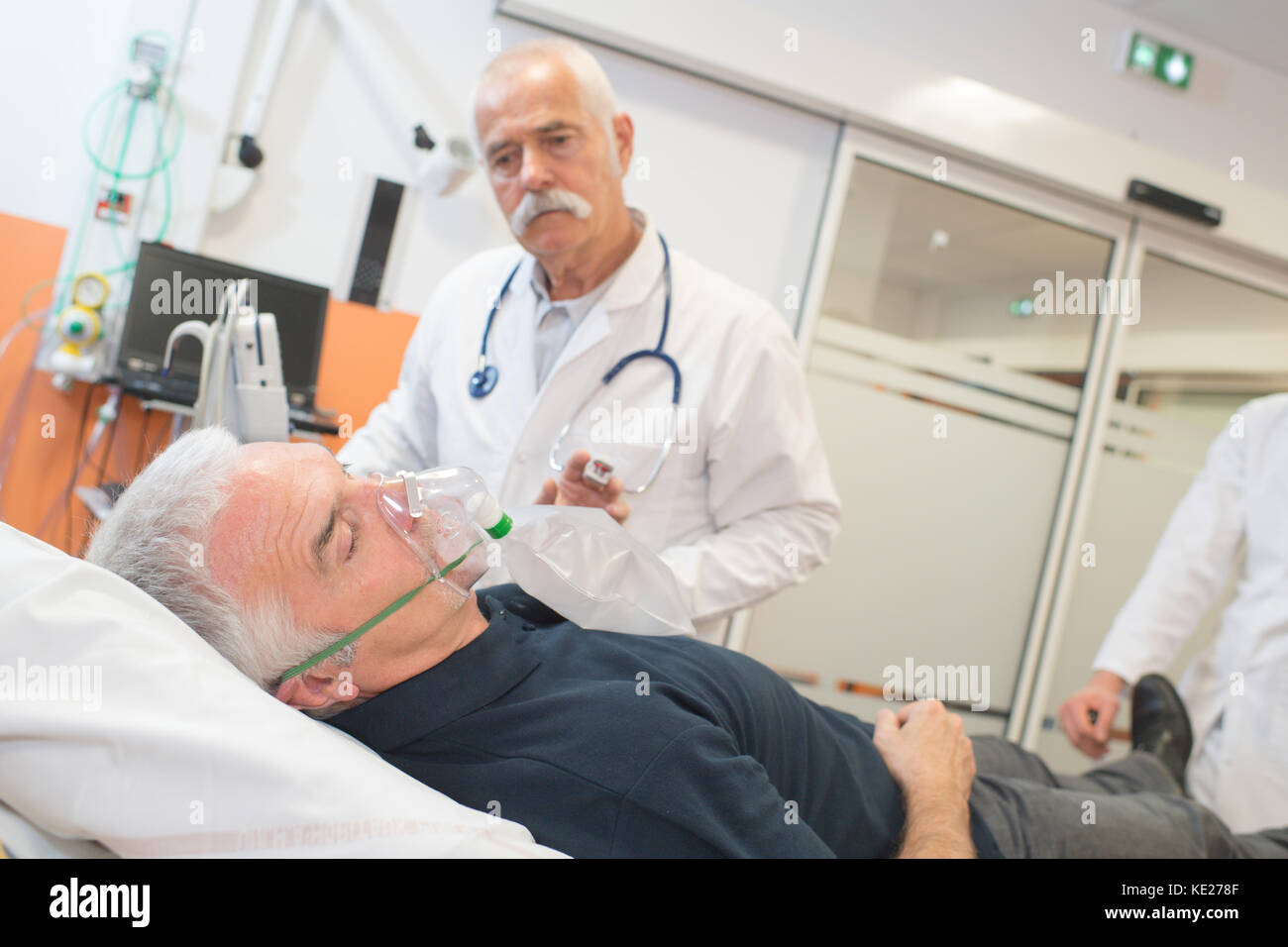 old man patient lying on hospital bed with oxygen mask Stock Photo - Alamy