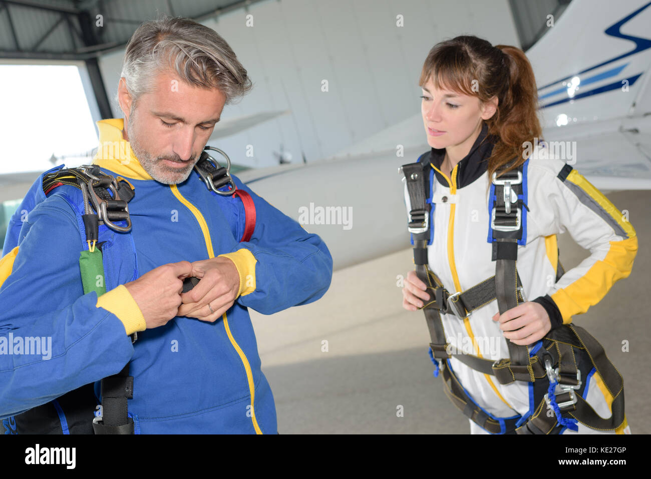 Parachutists securing harness Stock Photo - Alamy