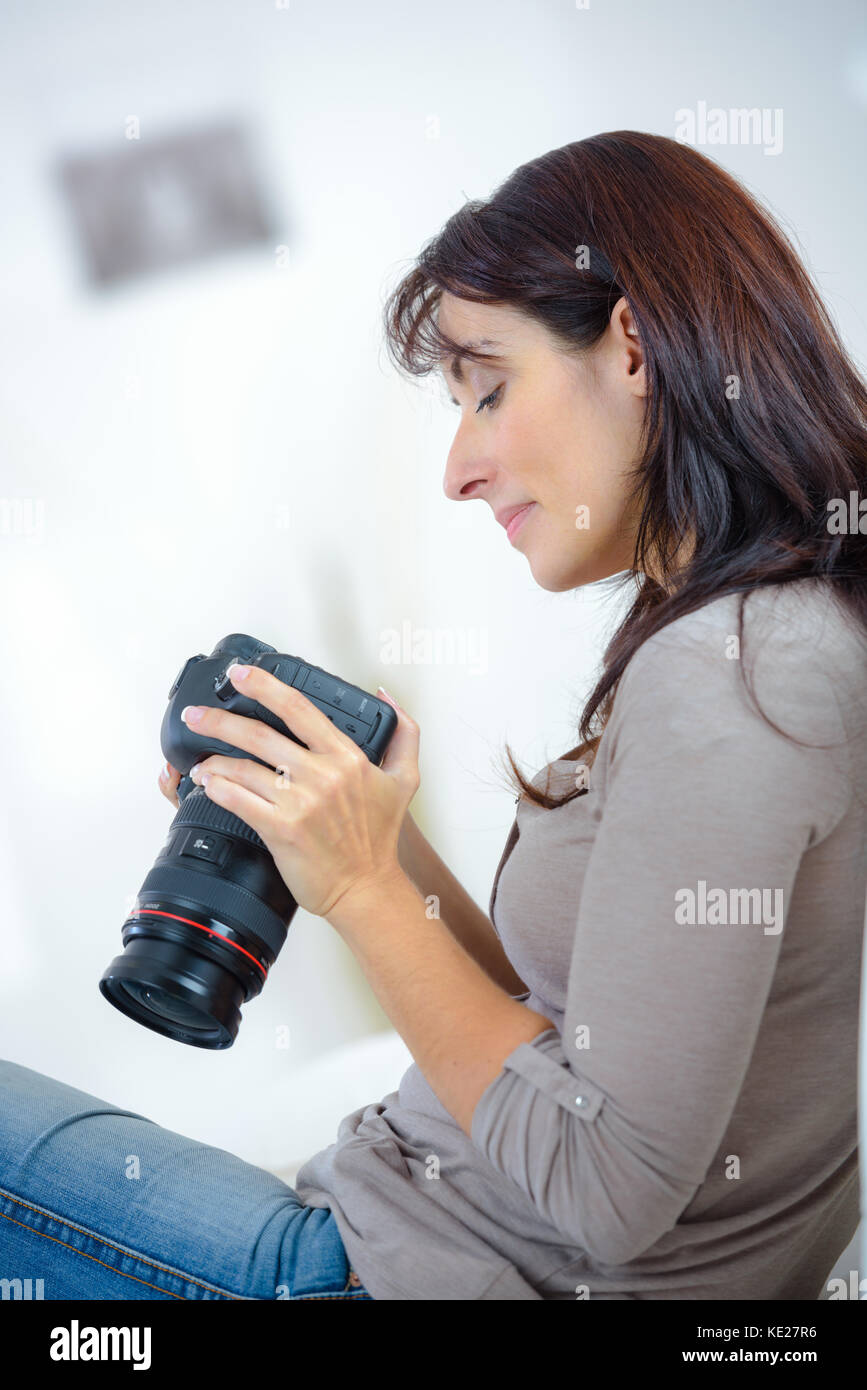 woman review photographs on the camera screen Stock Photo - Alamy
