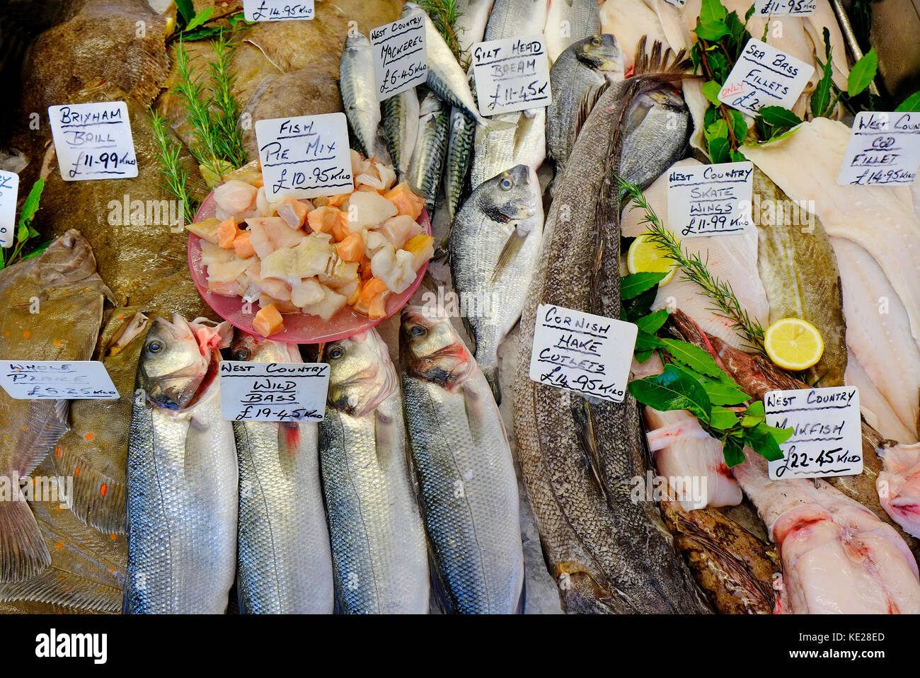 Fishmonger counter plaice hi-res stock photography and images - Alamy