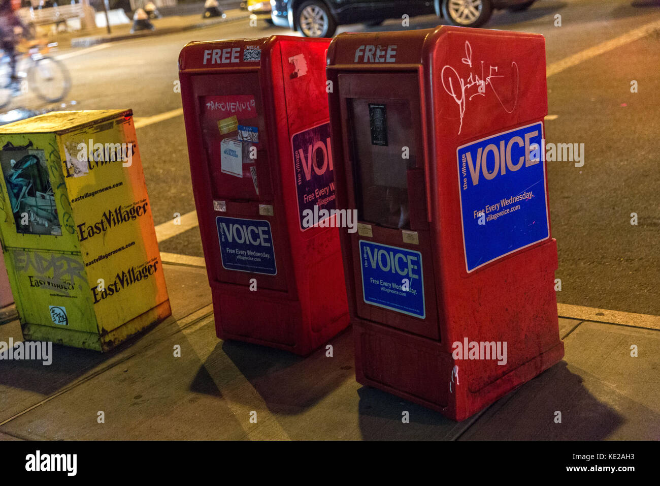 Newspaper dispenser hi-res stock photography and images - Alamy