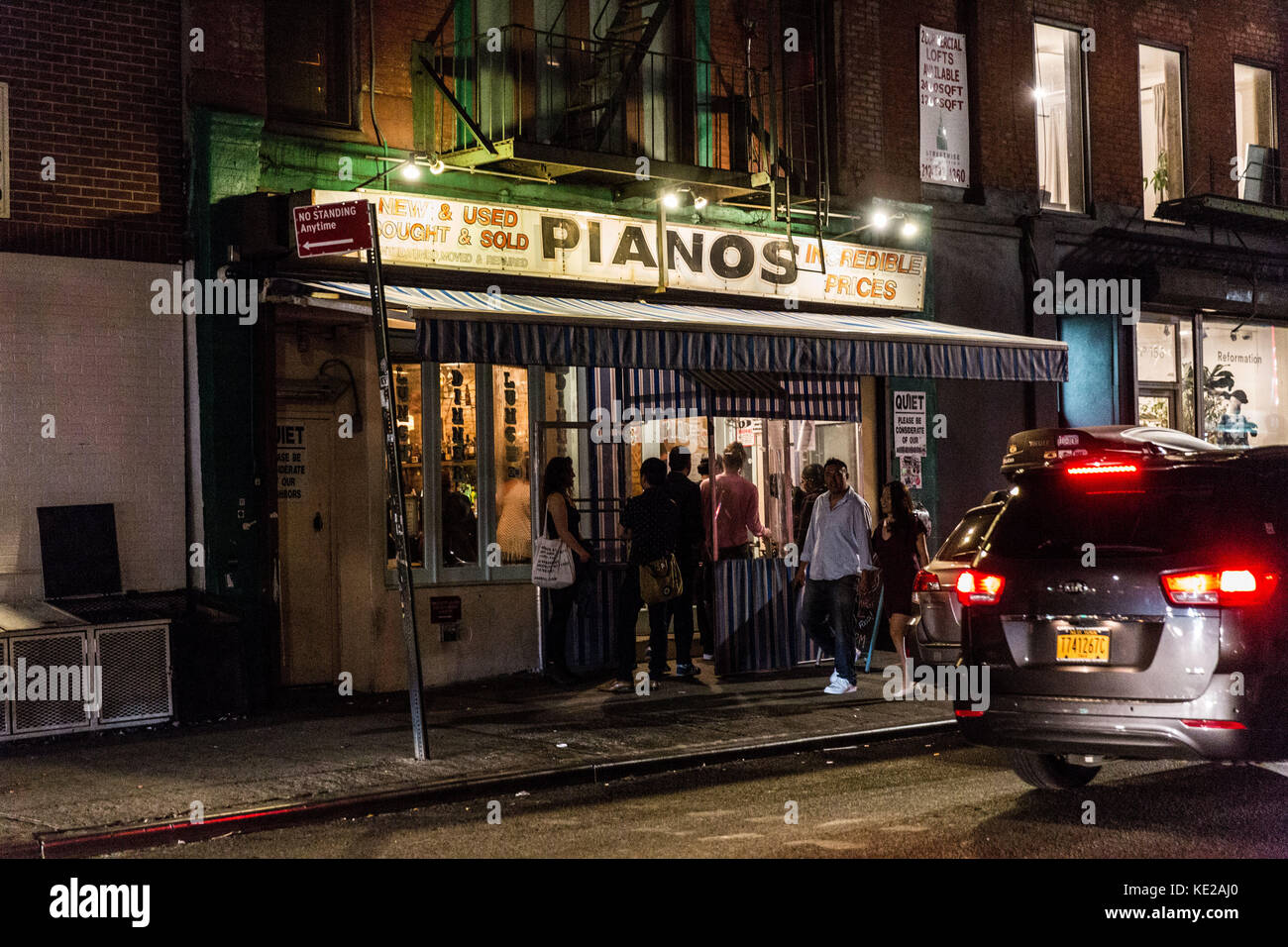 New york bar exterior night hi-res stock photography and images - Alamy