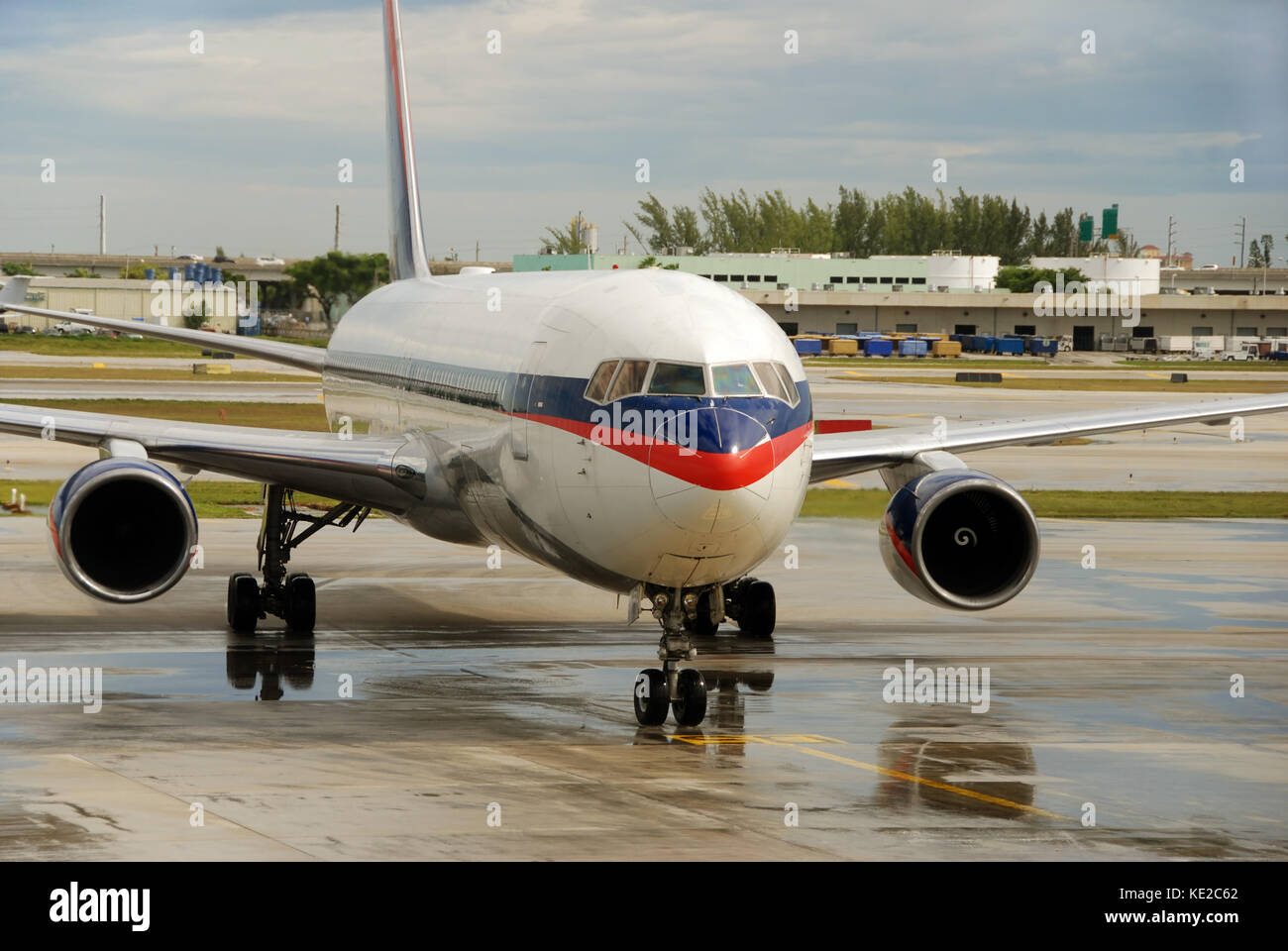 Passenger jet airplane approaching airport gate Stock Photo - Alamy