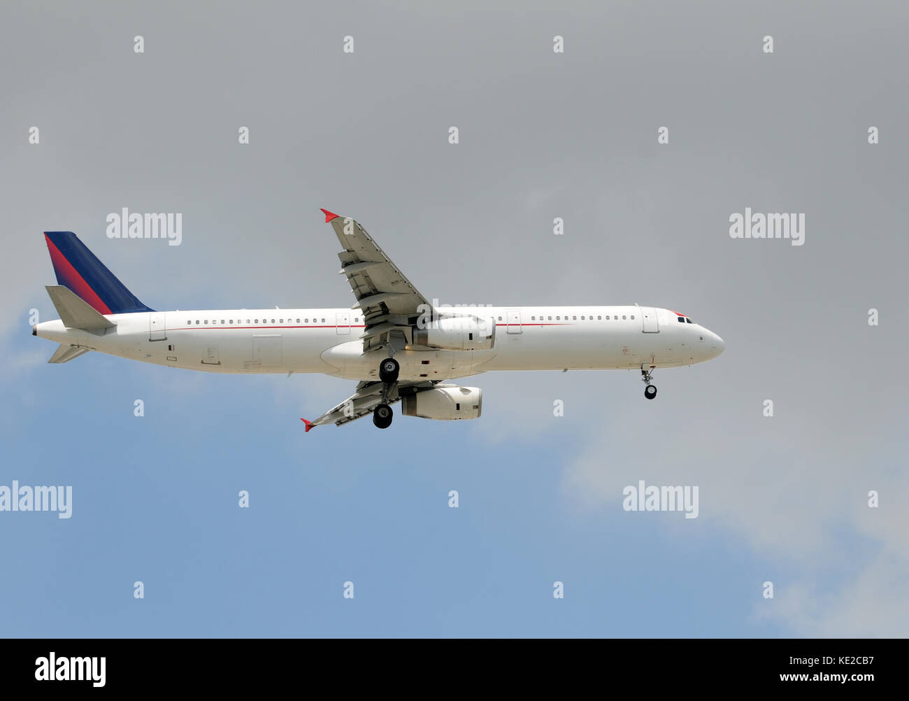 Modern passenger airliner in flight Stock Photo - Alamy