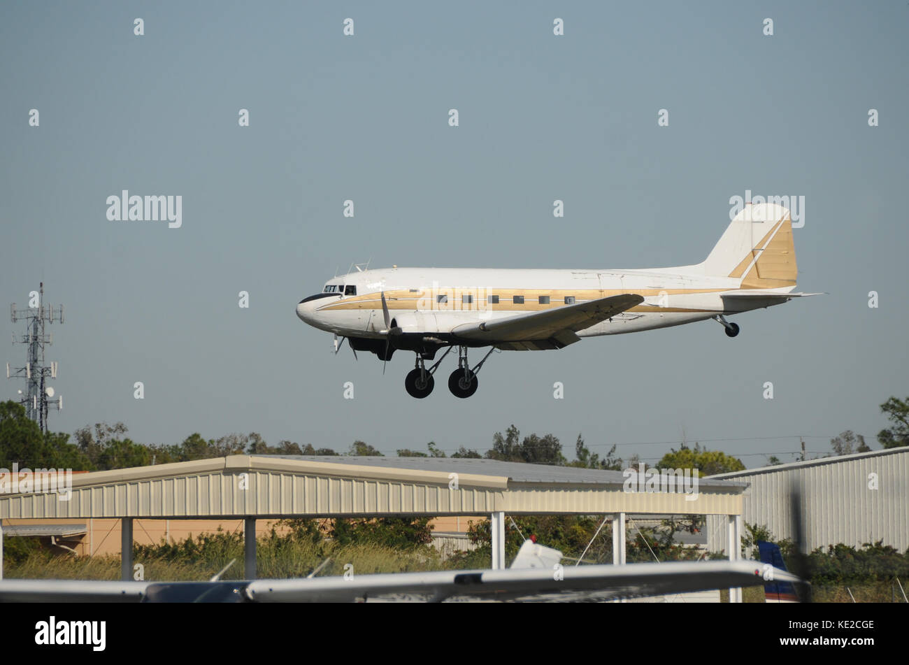Turboprop airplane before landing hi-res stock photography and images ...