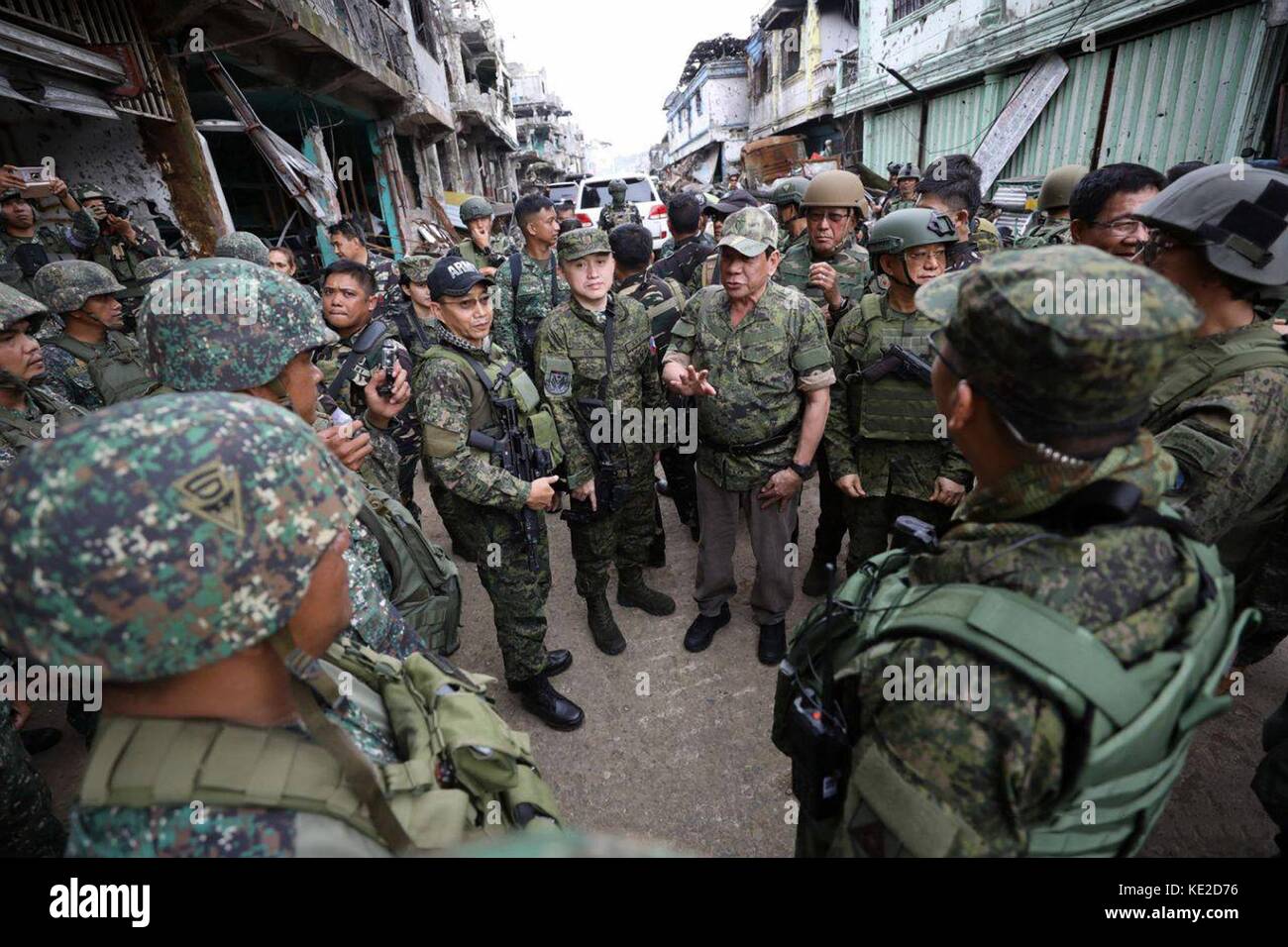 Philippine President Rodrigo Duterte talks with soldiers on the front ...