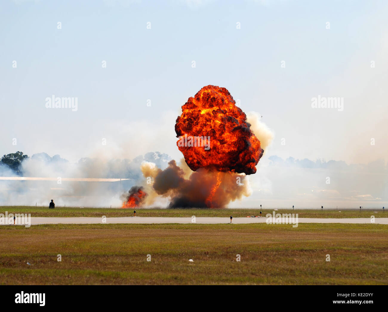 Ignite smoke bomb hi-res stock photography and images - Alamy