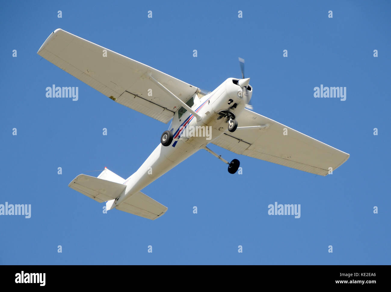 Airplane passing overhead hi-res stock photography and images - Alamy
