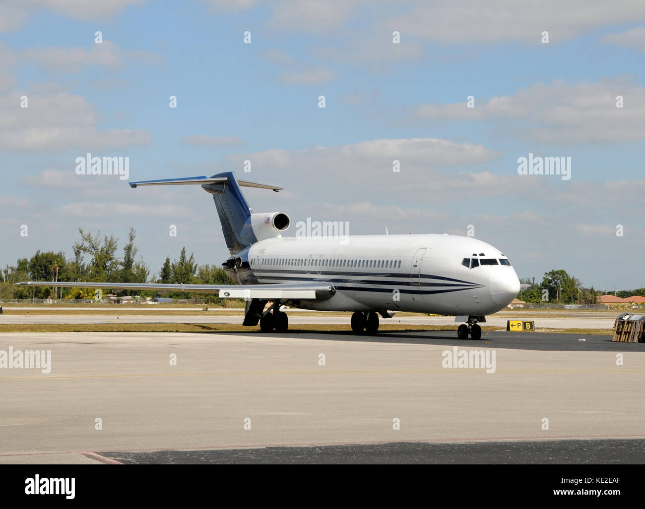 Old passenger jet airplane with missing engines Stock Photo - Alamy