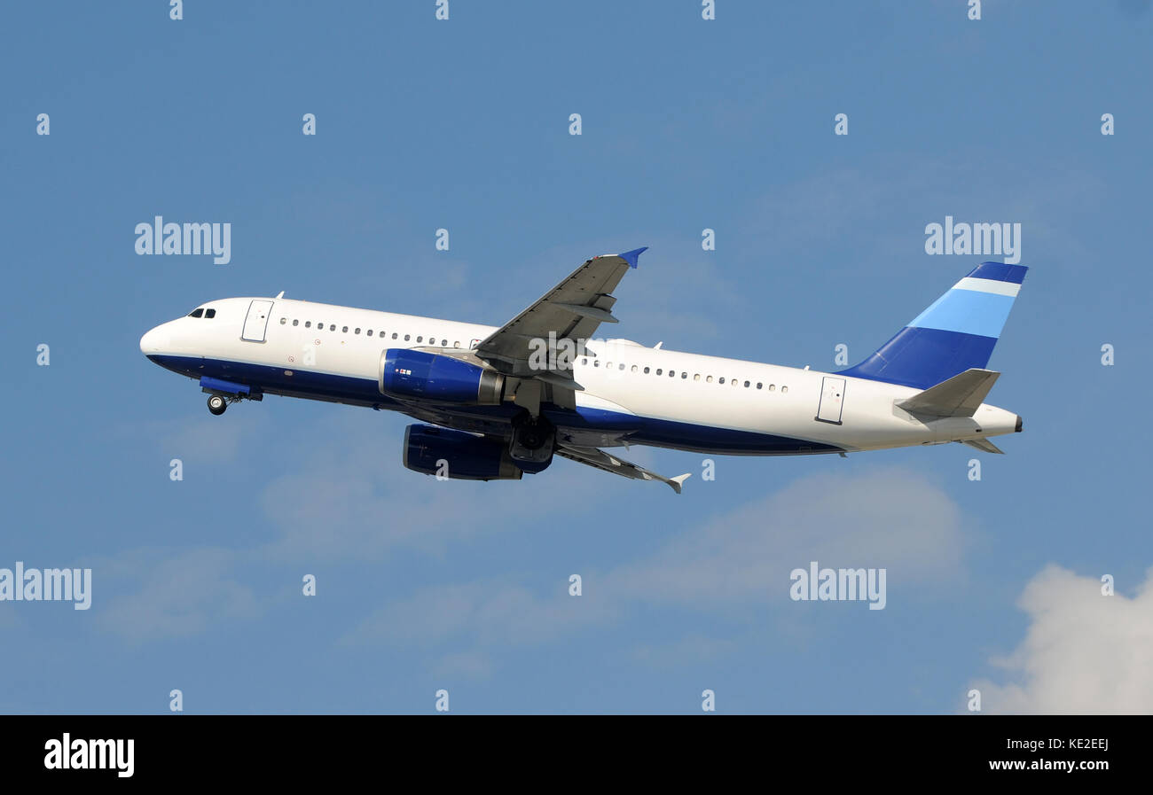 Passenger airplane taking off hi-res stock photography and images - Alamy