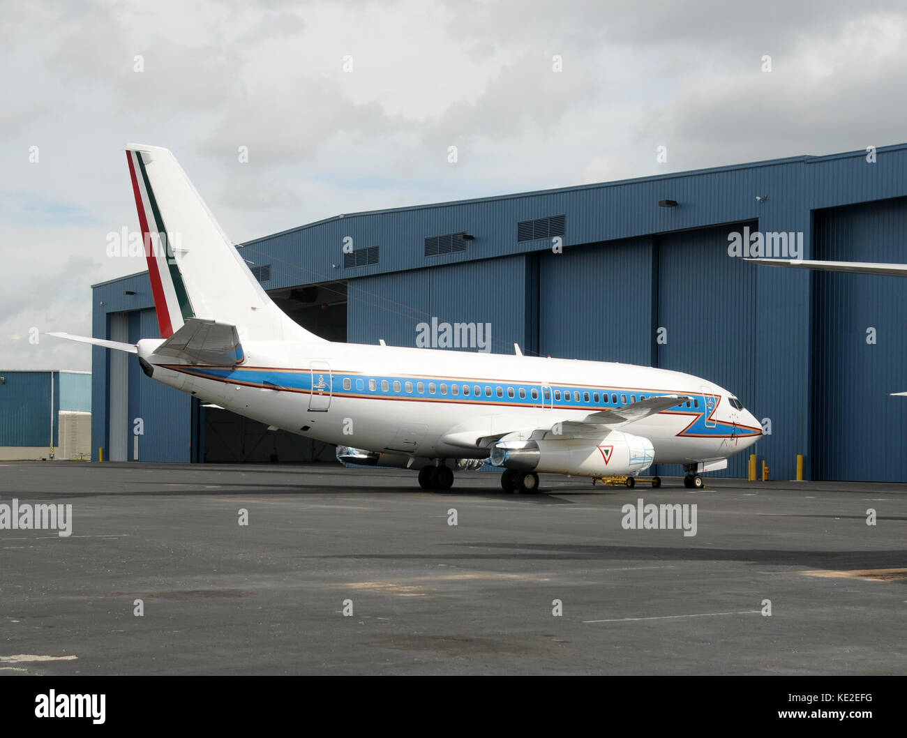 737 200 hangar hi-res stock photography and images - Alamy