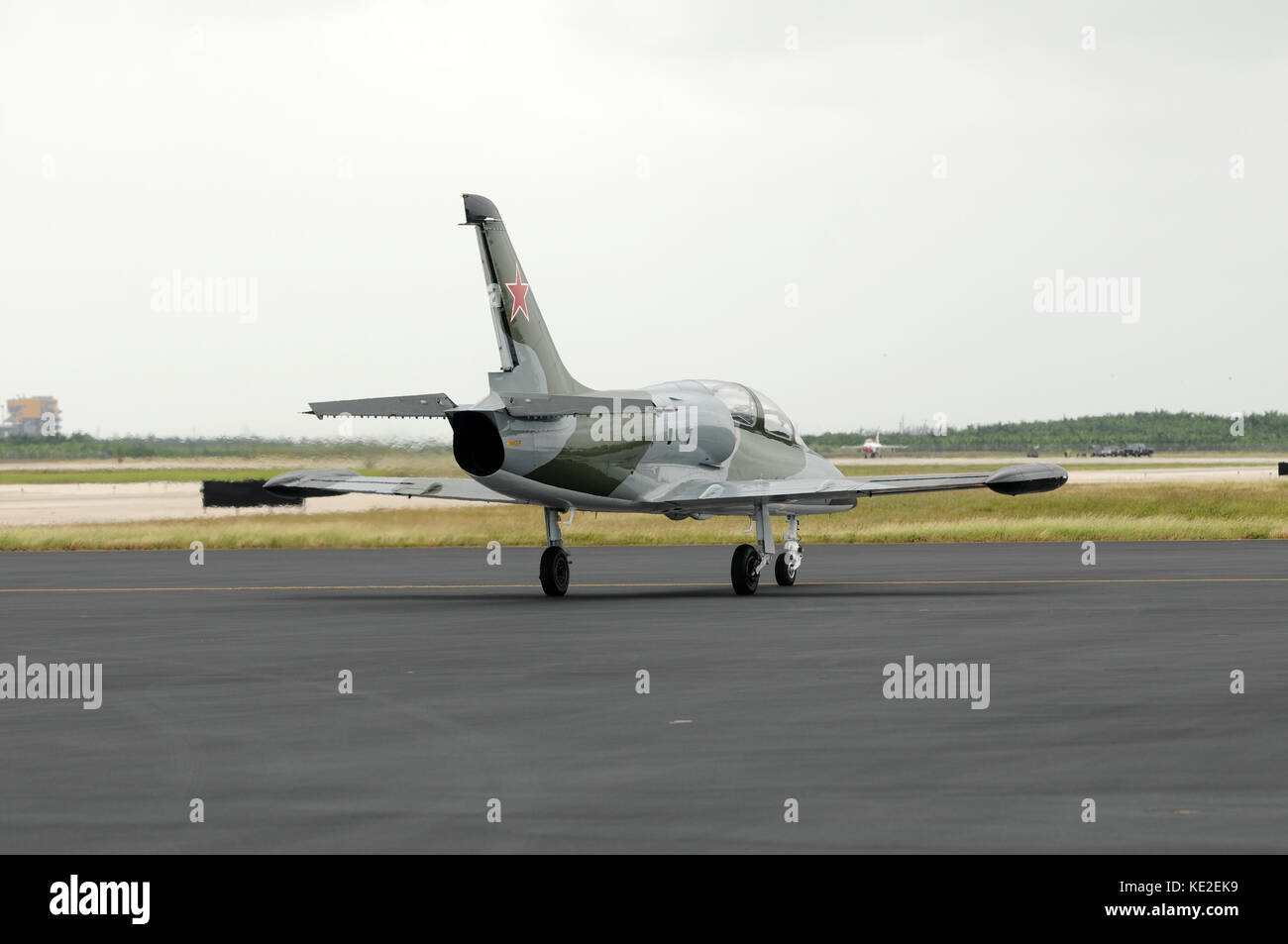 Rear view of military jet with a red star Stock Photo - Alamy