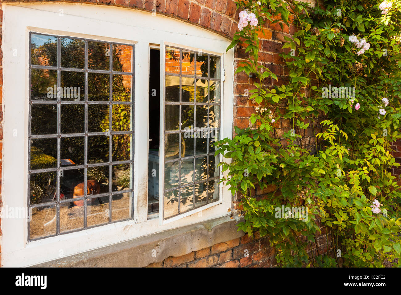 Brickwork garden hi-res stock photography and images - Alamy